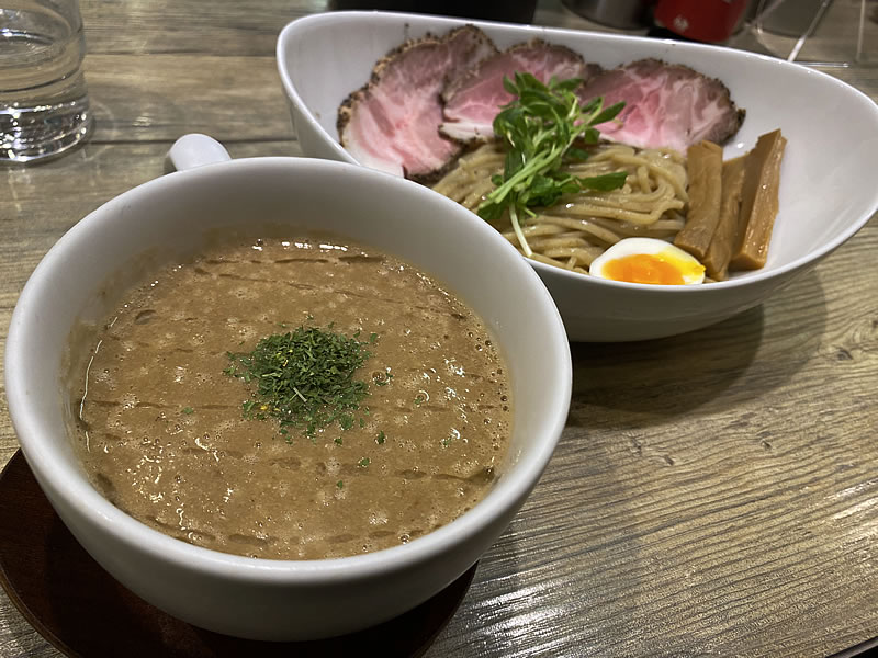 行列の絶えないツケメン！｜球体の製造・加工の専門メーカー｜佐藤鉄工株式会社